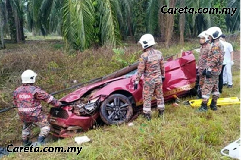 Ford Mustang terbabas, rempuh tiang elektrik, suami isteri maut | Careta